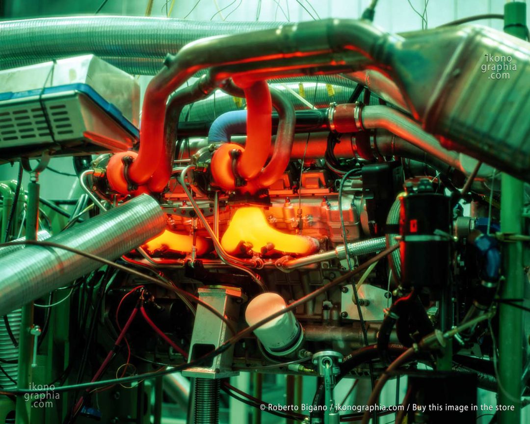 Testing the Bugatti EB 110 engine under maximum effort - Ikonographia